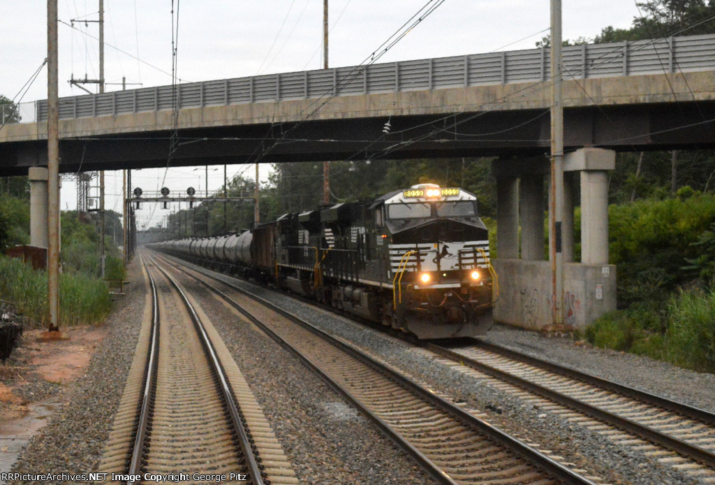 NS 8059 with empty oil train